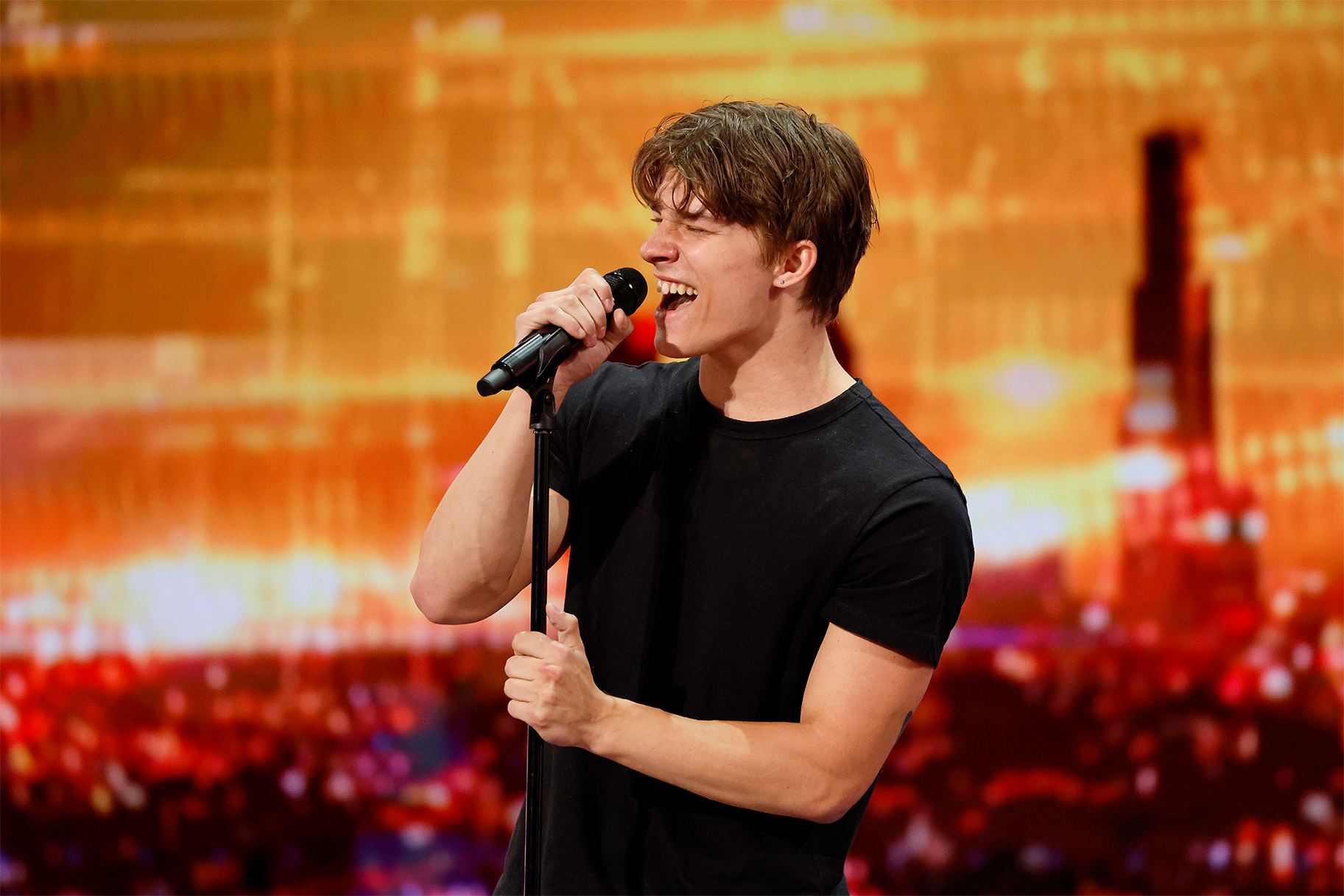 A Nervous Singer Walks On Stage Then Stuns Everyone - El Silencio